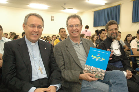 Hermano Henning fez a palestra de encerramento da Semana de Comunicação ...
